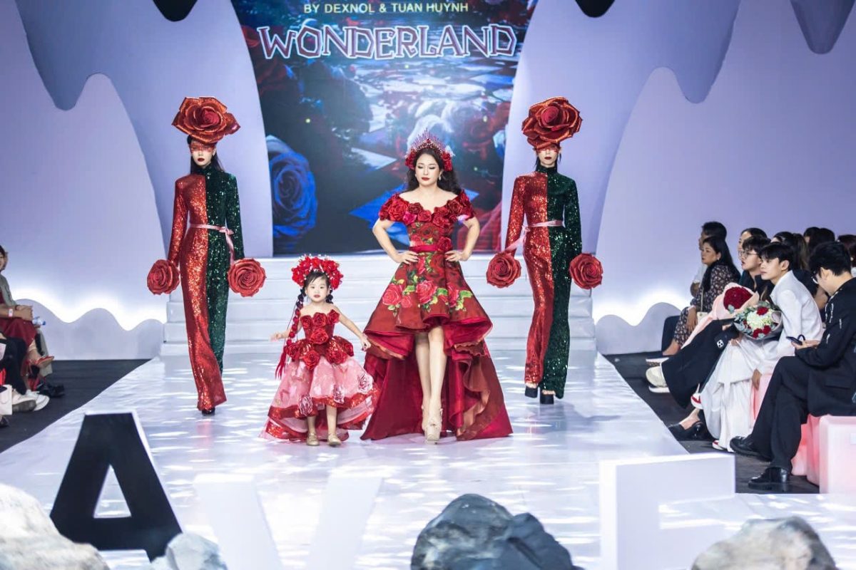 Mẫu nhí Cherry Phạm tự tin catwalk cùng mẹ Hằng Nguyễn - HOTSTAR.VN