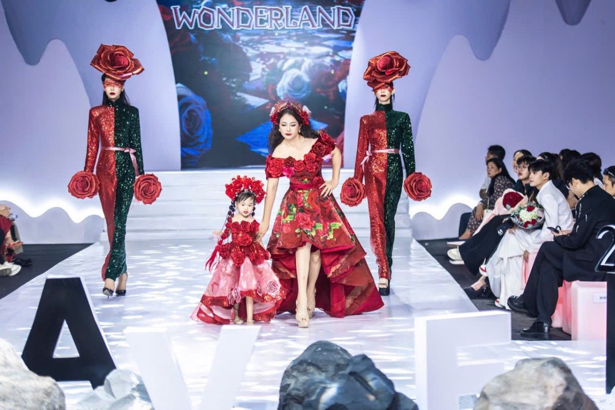 Mẫu nhí Cherry Phạm tự tin catwalk cùng mẹ Hằng Nguyễn - HOTSTAR.VN