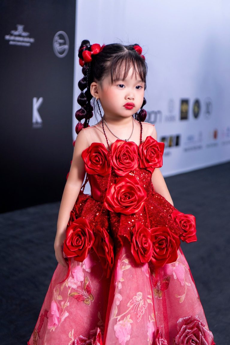 Mẫu nhí Cherry Phạm tự tin catwalk cùng mẹ Hằng Nguyễn - HOTSTAR.VN